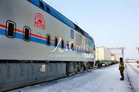 新疆阿拉山口：“绿色通道”助力冷冻集装箱快速通关 人民图片网