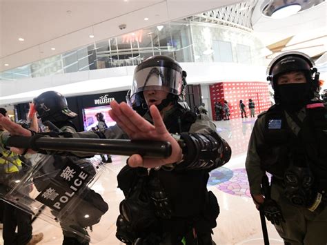 修例風波示威者Yoho Mall喜茶噴漆 防暴警舉黃旗帶走一人 星島日報
