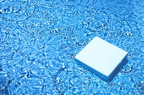 透明な濃い青の水の背景に空の正方形の表彰台 からっぽのストックフォトや画像を多数ご用意 からっぽ しぶきを上げる エステティック