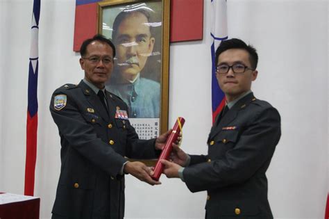 漢聲廣播電臺 陸軍後勤訓練中心今日辦理專業軍官班105 2期結訓典禮，由指揮官方少將主持，並邀請學員家屬共襄盛舉，