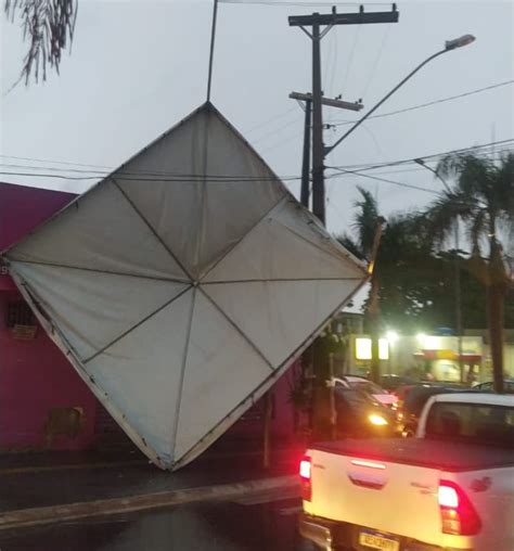 Forte Chuva Em Goiânia Causa Vários Estragos E Deixa Bairros Sem