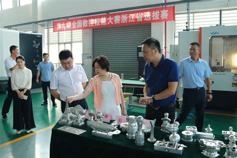 市人力资源和社会保障局徐晓惠一行到长兴调研