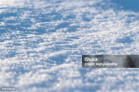 신선한 흰색 눈 클로즈업의 배경입니다 겨울 눈송이 질감입니다 신선한 차가운 얼음의 눈 흰색 질감 겨울 배경입니다 얼음 표면 패턴입니다 보케와 흐린 배경이 있는 반짝이는 눈