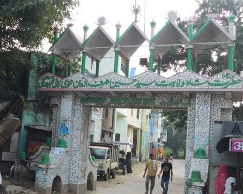 परयटक क लभयग शह वलयत दरगह समत चर सथल Four religious places including Shah