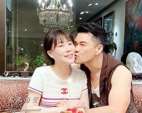 吕良伟三婚娶女富婆21年，67岁近照曝光，网友直呼真冻龄凤凰网