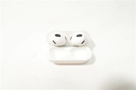 Apple MPNY3AM/A AirPods (3rd generation) with Lightning Charging Case ...