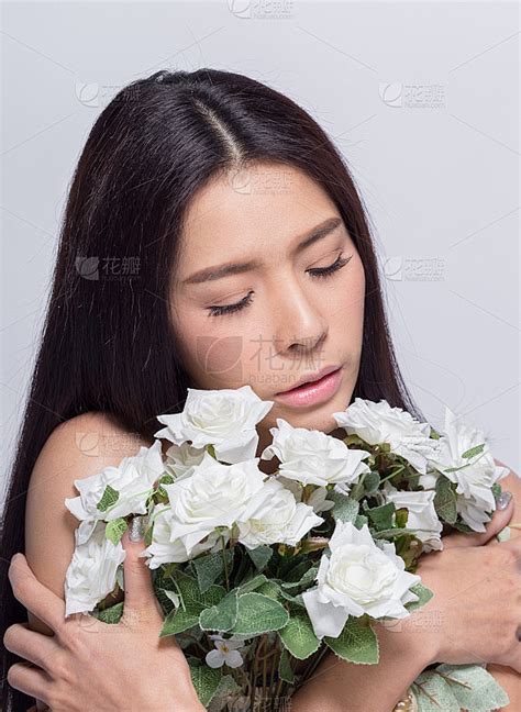 亚洲女人美丽而玫瑰
