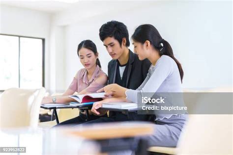 학생 들은 남자와 여 자가 읽는 책 학교에서 교실에서 시험 고등학교에 대 한 Preapare 학습 교육 사람과 튜토리얼