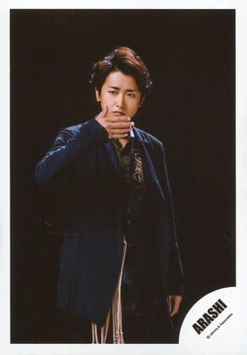 嵐大野智膝上・衣装紺・右手顎・左手下・体正面「つなぐ」pv＆ジャケ写撮影オフショット公式生写真の取り扱い店舗一覧中古・新品通販の駿河屋