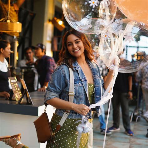 Sonakshi Vs Luv Net Worth पैसों के मामले में सोनाक्षी सिन्हा के पैरों