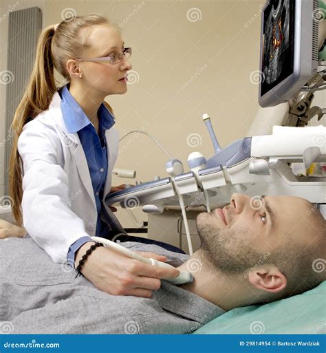 Portret Van De Jonge Vrouwelijke Machine Van De Technicus Werkende