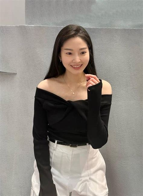 패션엔 ‘전진 아내 류이서 여리여리 오프숄더 주얼리룩 ‘미모도 반짝반짝
