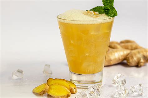신선한 수제 생강 맥주 칵테일 테이블에 얼음과 석회 흰색 배경에 공간을 복사합니다 0명에 대한 스톡 사진 및 기타 이미지 0