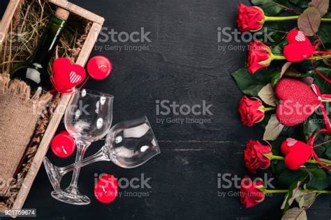 레드 와인 붉은 장미 꽃다발의 병 발렌타인 하루입니다 에 나무 배경 최고의 볼 수 있습니다 텍스트에 대 한 여유 공간입니다 2