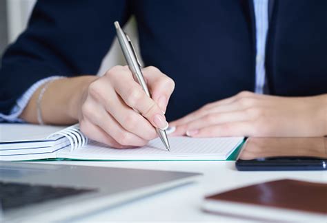 사무실에 앉아있는 동안 메모장에 쓰는 젊은 사업가 여성의 손이 펜을 들고 메모를 닫습니다 가까운에 대한 스톡 사진 및 기타 이미지 Istock