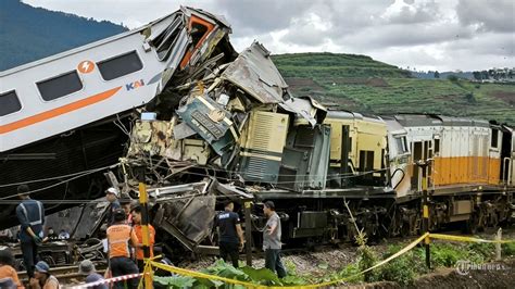 Detik Detik Tabrakan Kereta Turangga Dan Bandung Raya Di Cicalengka 4