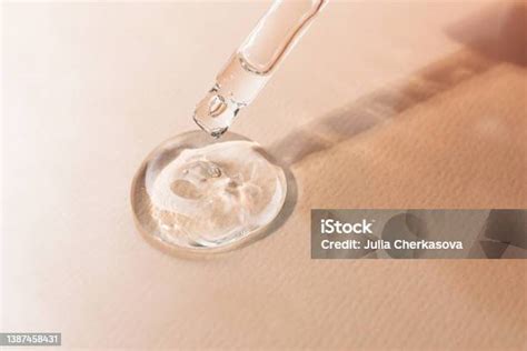 피부 관리와 컬러 배경에 수분 클로즈업을 위한 투명한 히알루론산 젤 아름다운 질감 상단보기 복사 공간을 갖춘 화장품 0명에 대한