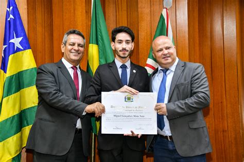 Estudantes de Direito da PUC Goiás são homenageados na Câmara Municipal
