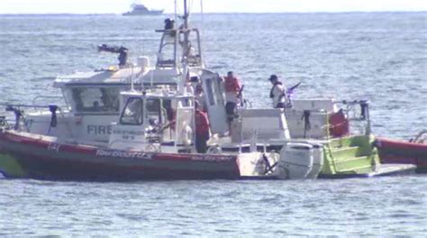 2 Rescued After Boat Capsizes Off Haulover Inlet Wsvn 7news Miami