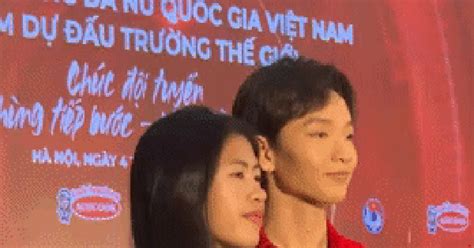 Tiền Vệ Thanh Nhã được Ca Sĩ Hoàng Dũng Xin Chụp ảnh Cùng Trong Lễ Xuất