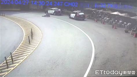 自撞片！男子壓車過北宜財茂彎打滑 人車飛出撞警車 Ettoday社會新聞 Ettoday新聞雲