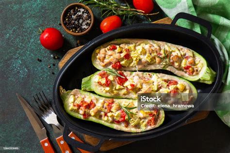 건강한 음식 주철 팬에 고기와 토마토로 채워진 구운 호박 상단 보기 플랫 평신도 배경 공간을 복사합니다 속을 채운에 대한 스톡