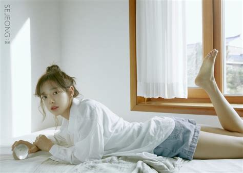 Watch Gugudans Kim Sejeong Gives Comfort With Her Soothing Voice In “plant” Mv Soompi
