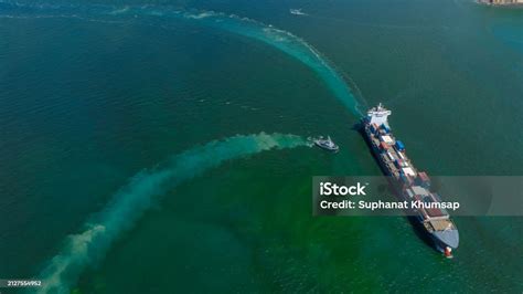 바다에서 Contrail와 화물선의 공중 평면도 컨테이너 선박 서비스 해상 운송 컨테이너 국제 항구 스마트 화물 운송 운송 용기