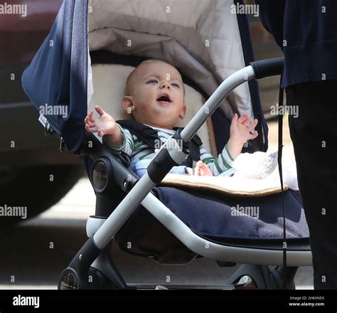 New York Ny 05042019 Agyness Deyn Shopping In Soho With Her Son
