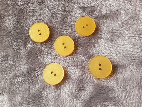 stycken gula Knappar i plast Från Mormors kna Köp på Tradera