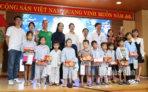 Ban Thường trực Ủy ban Mặt trận Tổ quốc tỉnh tặng quà Trung thu cho trẻ
