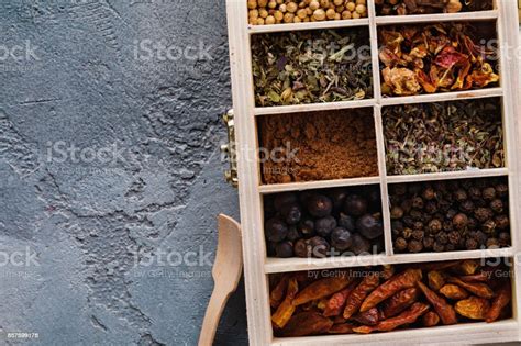 다양 한 허브와 텍스트 상단 보기 위한 공간을 가진 나무 상자에 분말 향신료 갈색에 대한 스톡 사진 및 기타 이미지 갈색 건조한 드레싱 식품 Istock