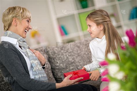 孙女给奶奶送礼物