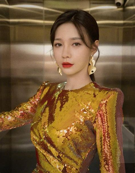 沈夢辰真是標準的衣服架子！金色亮片墊肩裙盡顯細腰長腿 每日頭條