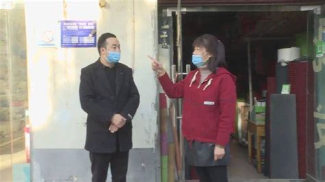 暖心时刻 西峡一老人被卷车底 热心群众30秒极速施救