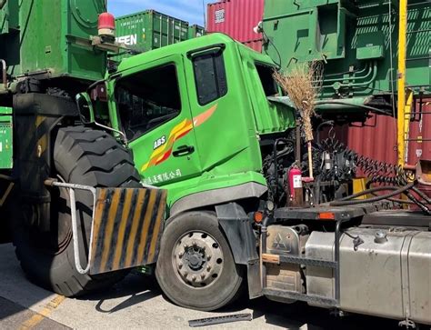 台中港碼頭驚悚意外！曳引車誤闖天車作業區 車頭遭夾到變形 Yahoo奇摩時尚美妝
