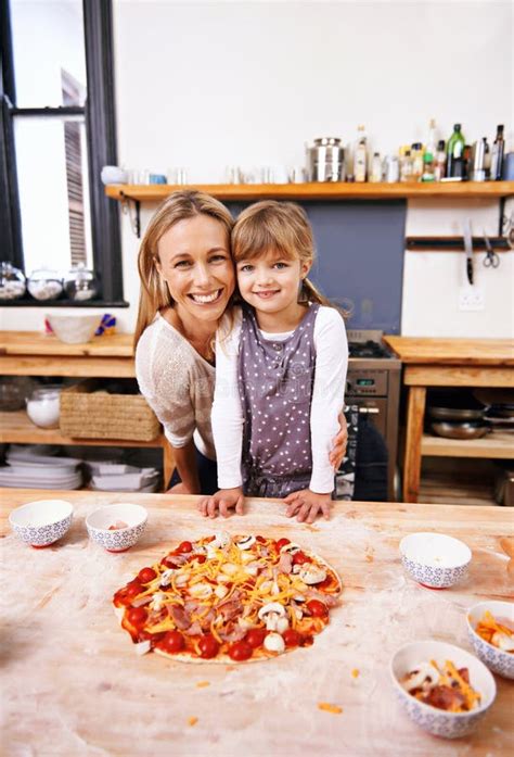 Mamá Chica Y Cocina Pizza Con Retrato En La Cocina Con Sonrisa