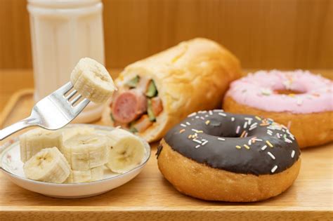 도넛과 치킨 롤 바나나 우유 한 병이 수평으로 닫히는 무거운 아침 식사 0명에 대한 스톡 사진 및 기타 이미지 0명 건강한