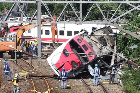 El video del momento en que descarriló el tren de Taiwán en el que murieron personas Infobae