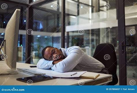 Trabajo Nocturno De Negocios Duerme Y Un Hombre De Negocios Duerme En