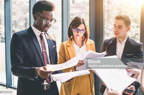 기업의 성공을 충족브레인스토밍 팀워크 개념 현대 회의실에서 다민족 기업가 및 비즈니스 피플 컨퍼런스 경영자에 대한 스톡 사진 및