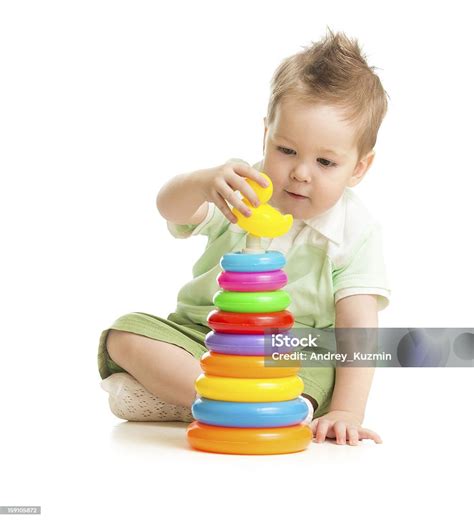 귀여운 남자아이 게임하기 색상화 타워 흰색 바탕에 그림자와 아기에 대한 스톡 사진 및 기타 이미지 아기 엄지 손가락 빨기 12 17 개월 Istock