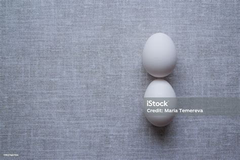 거친 회색 식탁보에 두 개의 흰 닭 고기 계란 가난한 식단 빈곤 음식의 부족 영양 실조 음식에 대한 심각한 제한 간단한 음식