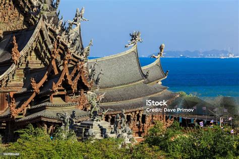 나무로 된 곡선 조각상과 파타야의 진리의 성소에있는 지붕의 세부 사항 0명에 대한 스톡 사진 및 기타 이미지 0명