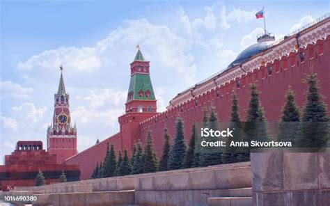 여름 날에 붉은 광장에 Spasskaya 타워와 레닌의 묘소와 모스크바 크렘린 벽 건축과 모스크바 러시아의 랜드마크 0명에 대한