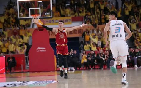 Cba疯狂一夜！辽宁爆冷，黑马登顶，上海崛起，广东北京大胜