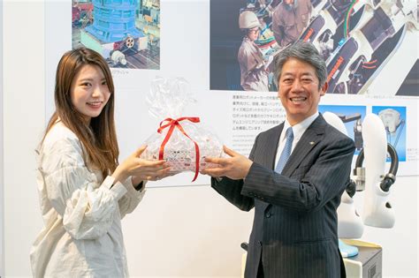川崎重工の人共存型双腕スカラロボット「duaro」は、女子大生の私でも簡単に使えた！ ロボスタ