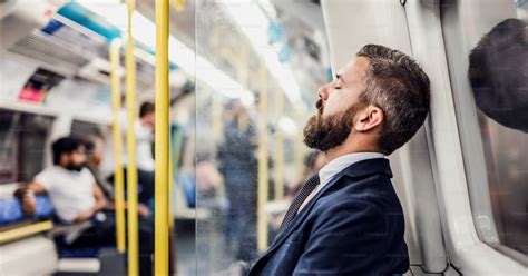 피곤한 잠자는 힙스터 사업가가 도시의 지하철 안에서 일하러 간다 사진 Unsplash의 사람 이미지