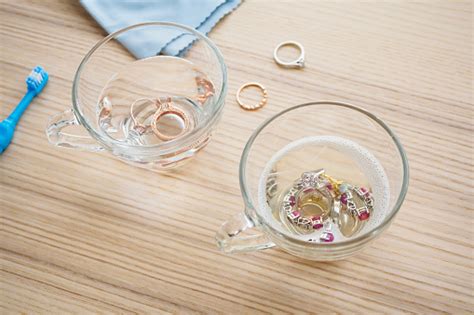나무 테이블 배경에 뜨거운 물과 주방용 액체의 유리 보석 다이아몬드 반지를 청소 가정 생활에 대한 스톡 사진 및 기타 이미지