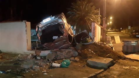 Motorista Perde O Controle Do Carro E Morre Ao Bater Contra Muro Em